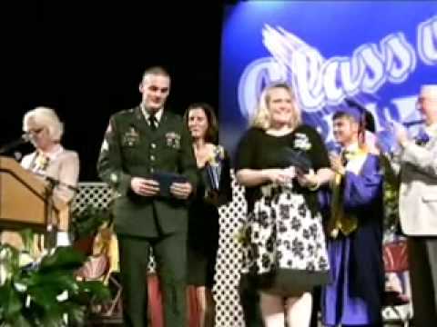 Army sergeant surprises sister at graduation