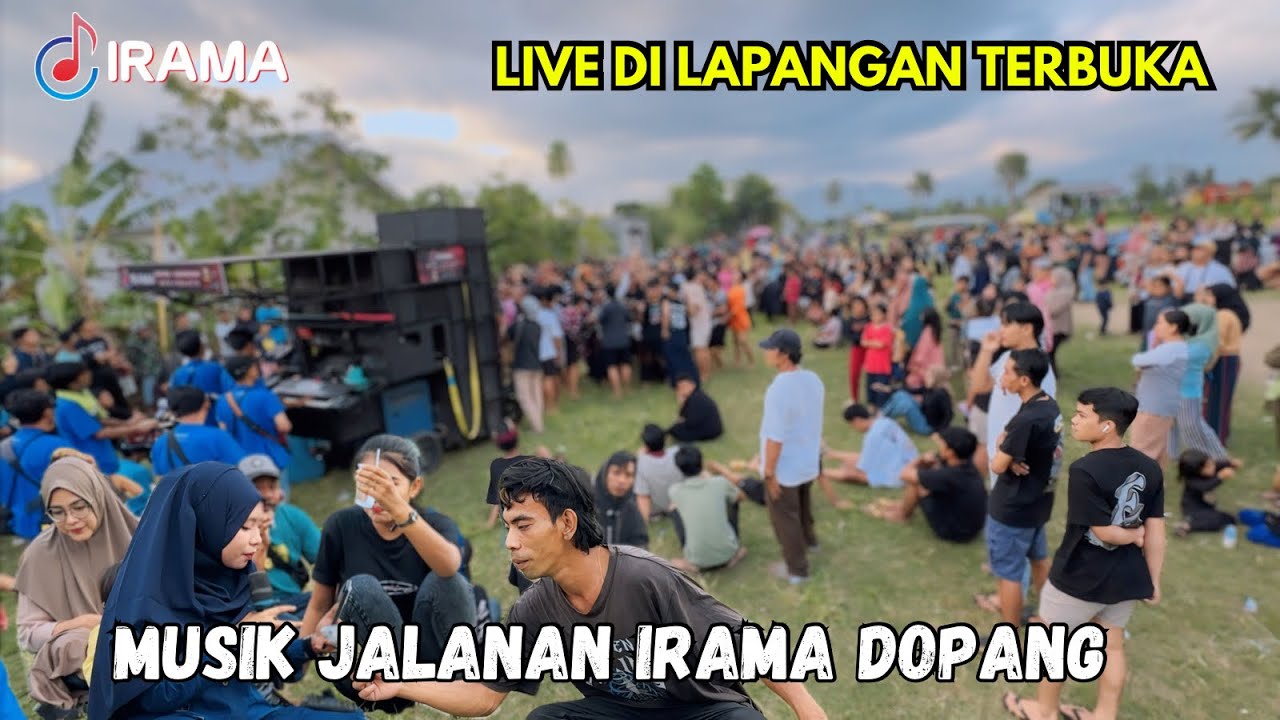 Penonton Ramai Sekali Di Lapangan Terbuka Bersama Musik Jalanan Irama ...