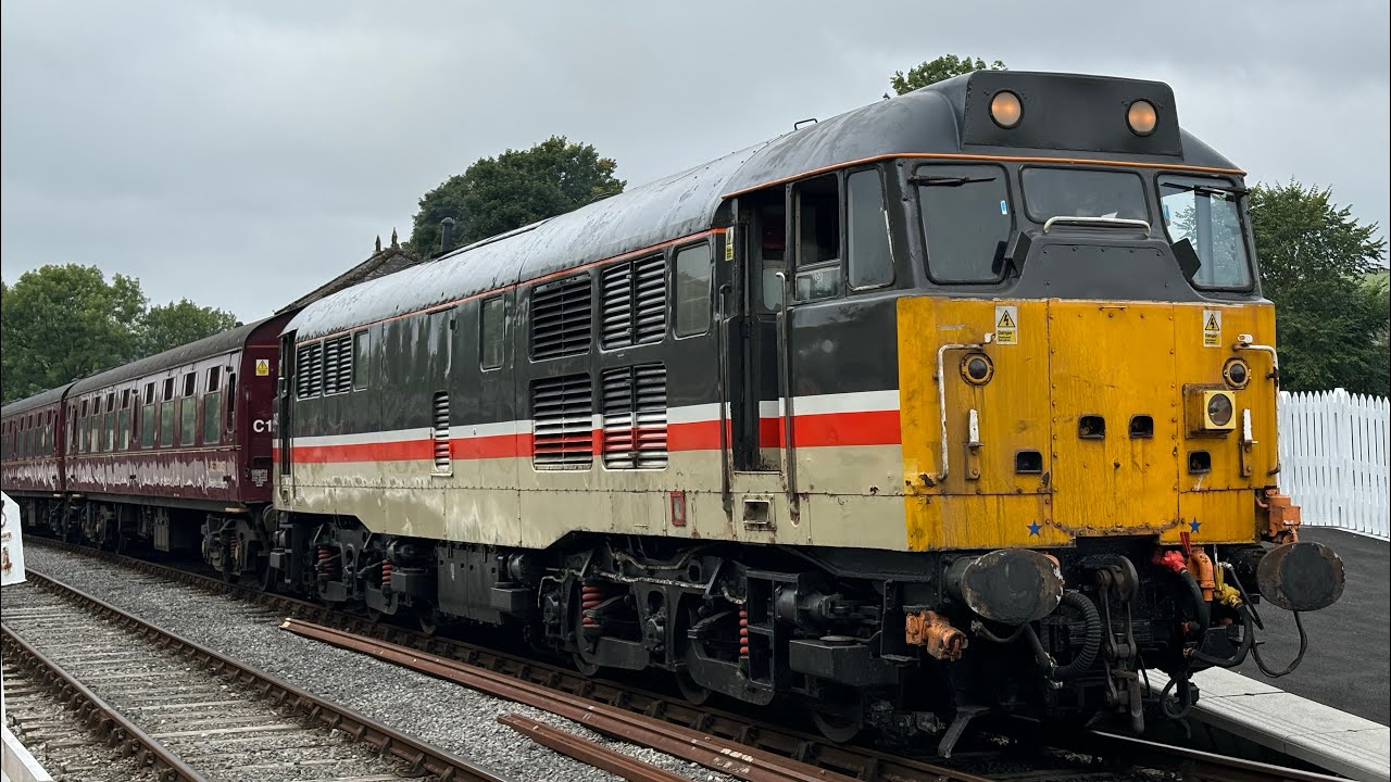 Class 31 452 at Embsay & Bolton Abbey - YouTube