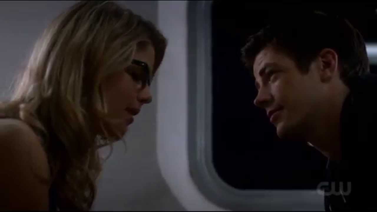 Flash - Barry and Felicity Kiss - YouTube