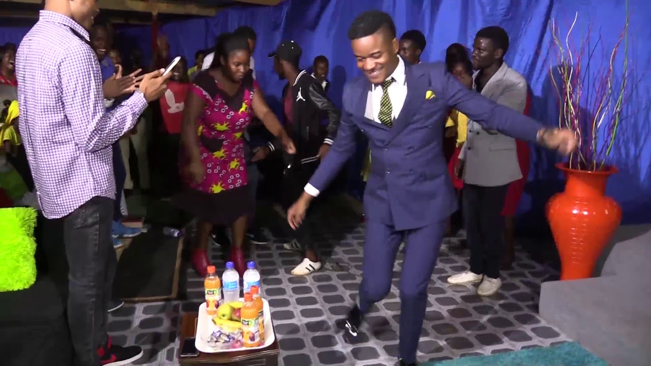LATEST: ZIMBABWE PROPHET DANCES BORROWDALE IN CHURCH!!!! - YouTube