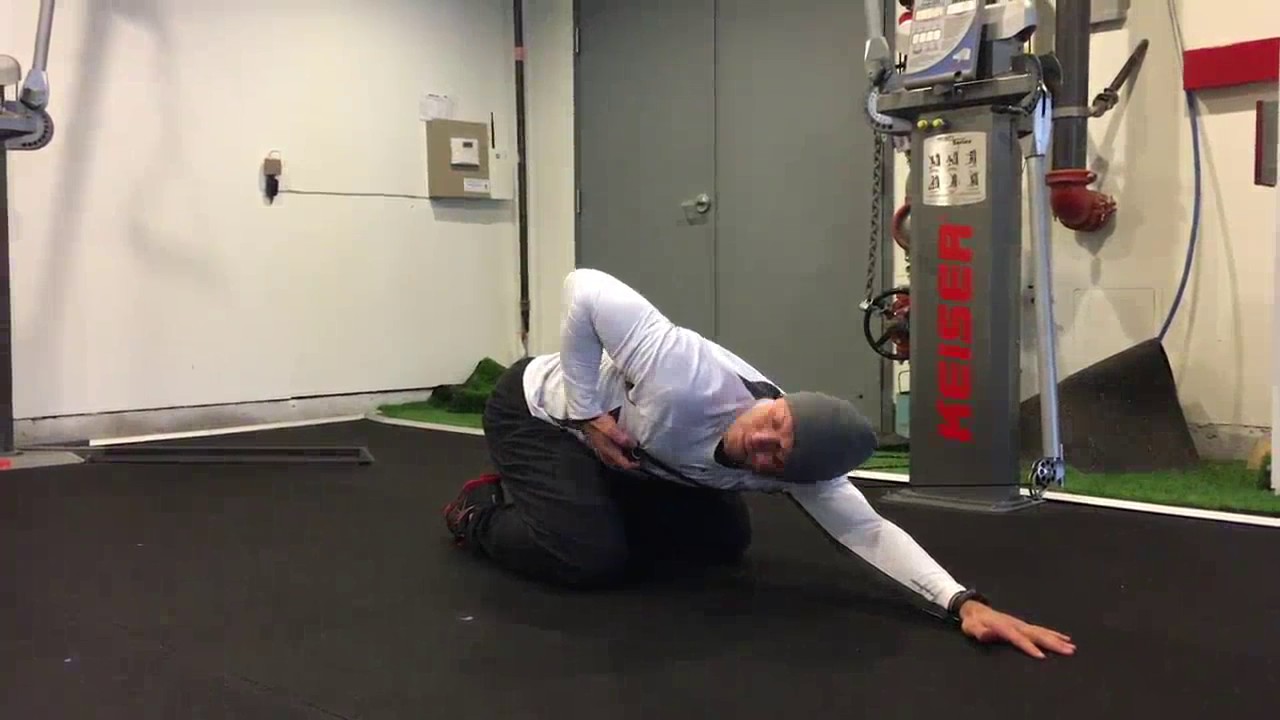 Child's Pose with Cable Resisted Thoracic Rotation - YouTube