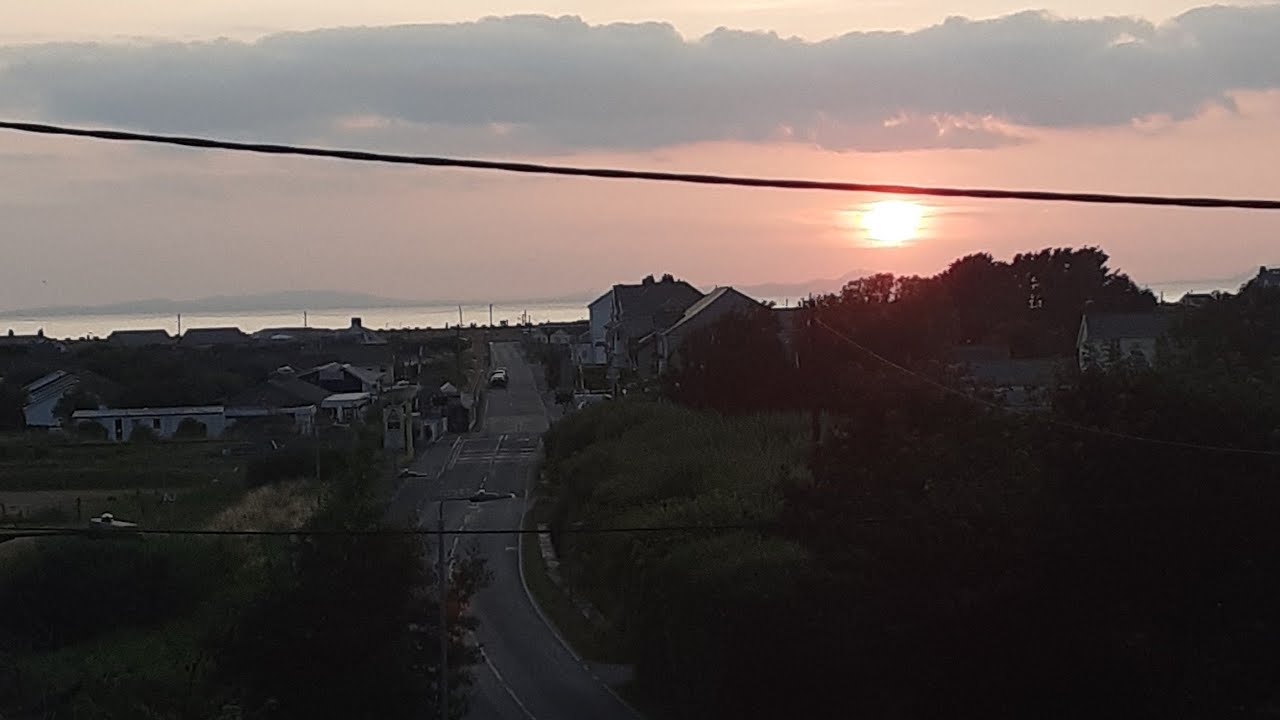 Walking From The Estuary To The Village Of Fairbourne - YouTube