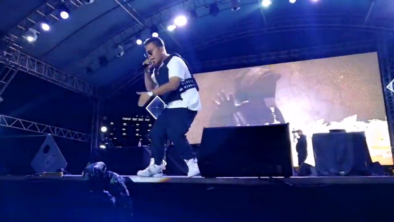 DAY 2: The FlipTop Festival | SMUGGLAZ Performance - YouTube