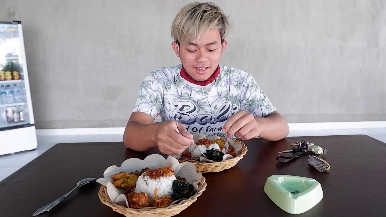 MAKAN KENYANG CUMAN RP15.000 DI BALI #KuyHauntingFood - YouTube