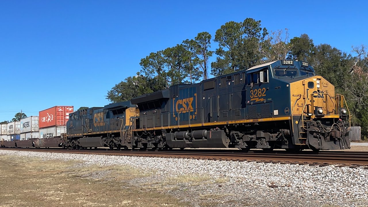 CSX 3282 leads intermodal in Folkston Georgia - YouTube