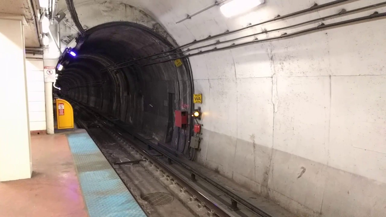 CTA Blue Line Flashing WA Light at Clinton - YouTube