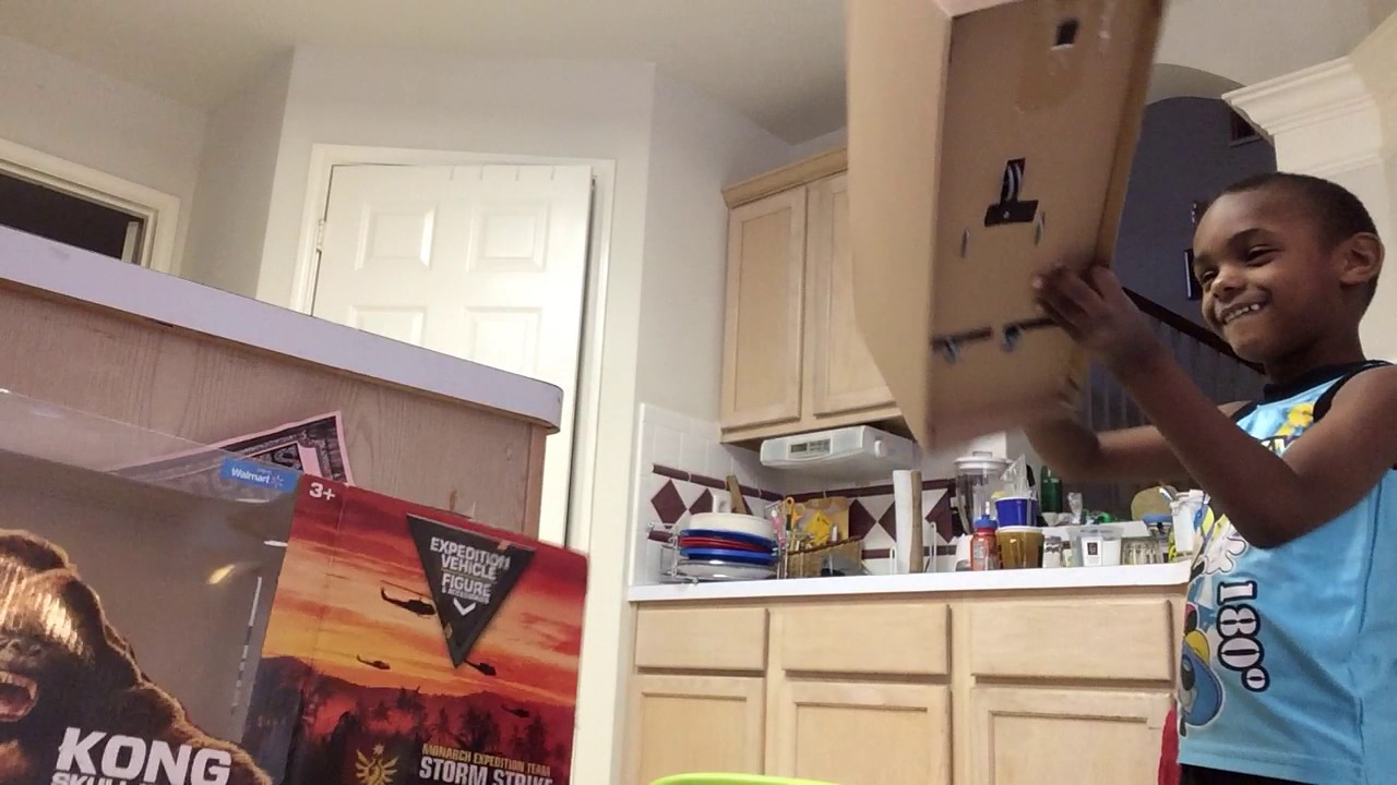 Tyler UnBoxing King Kong Skull Island p2 - YouTube