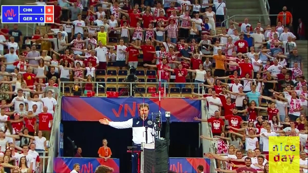 👥 CROWD MIMICS REFEREE IN A VOLLEYBALL MATCH 🤾‍♂️ - YouTube
