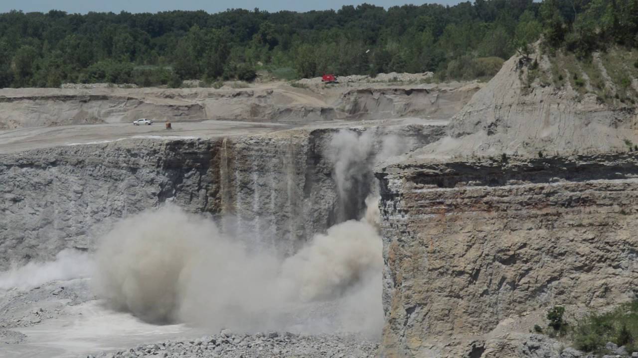 Blast at Hanson Aggregates' Ardmore Quarry - YouTube