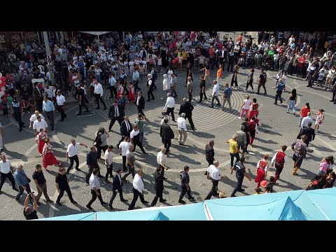 100  yılda 100 kişi meydanda harmandalı oynadı