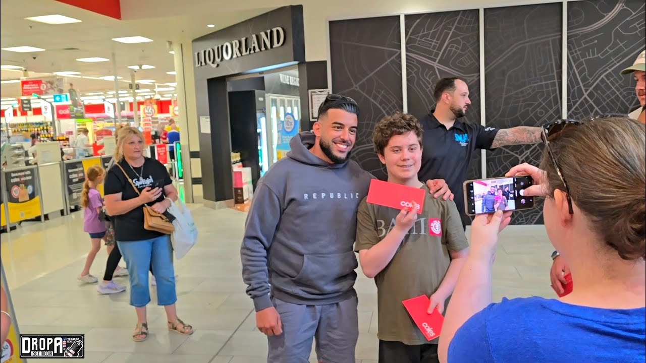 ADRIAN PORTELLI IN ADELAIDE HANDING OUT COLES GIFT CARDS - YouTube