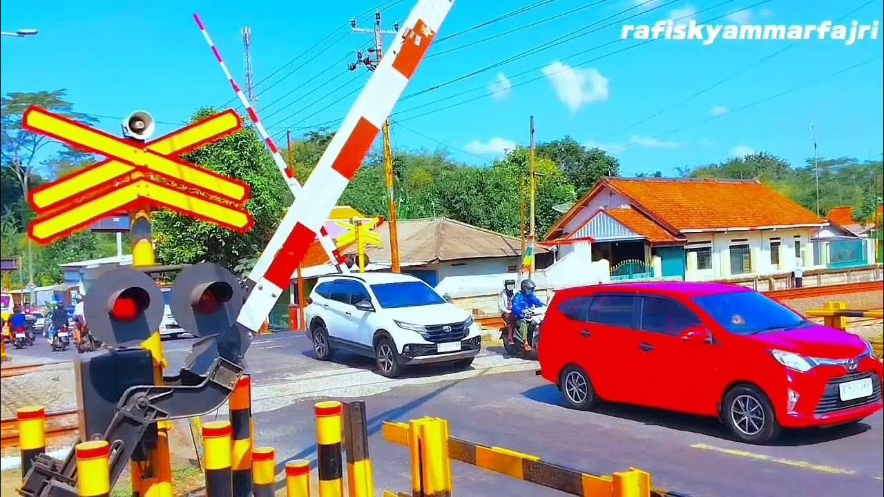 Kompilasi Kereta Api Taksaka Di Palang Pintu Perlintasan KA | Railroad Crossing Videos ...