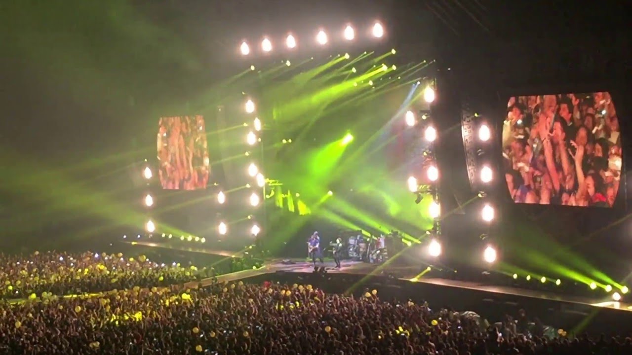 Coldplay - Yellow (Live Santiago) - YouTube