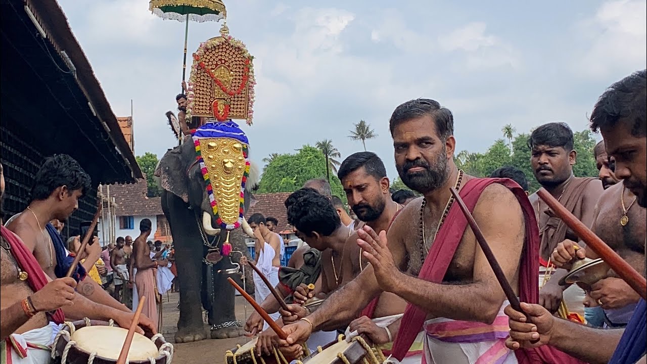 Koodalmanikyam Utsavam - Kula Pradikshanam - Kalanilayam Udayan ...