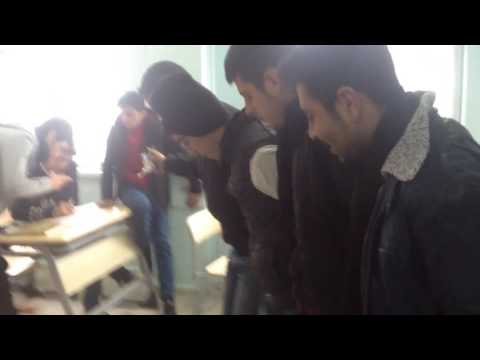 Okulda Jonny sins pozları