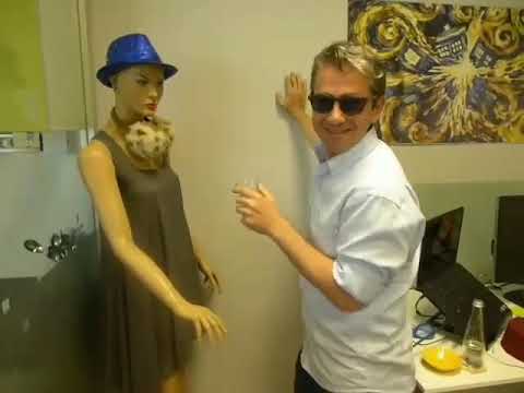 Mehmet Pişkin mankenle flort ediyor