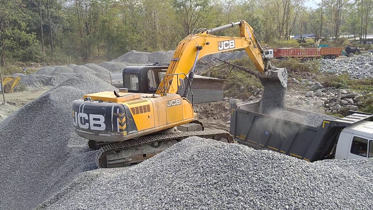 JCB excavator JS 205 LC loading.. - YouTube
