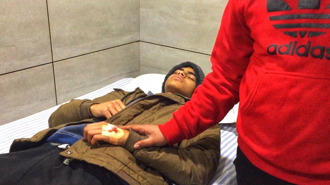 Om Achanak Behosh Ho Gaya 😰 Hospital Mein !! - YouTube