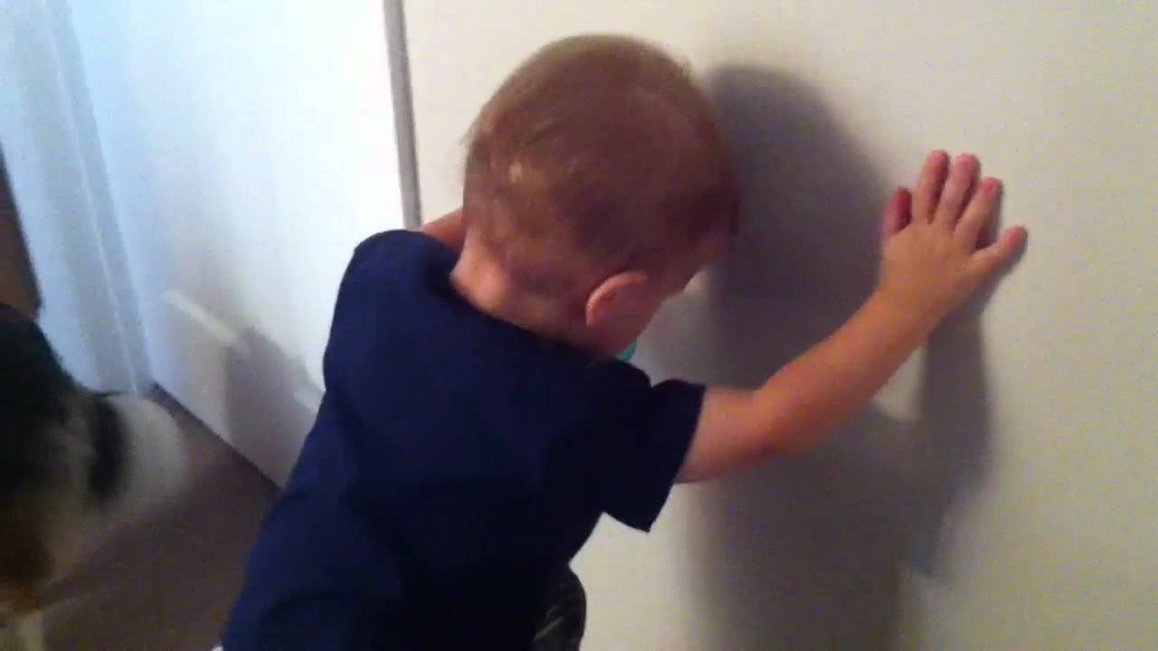 Joey has a light-switch rave - YouTube
