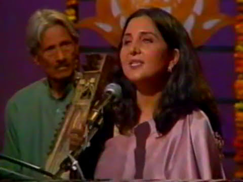 Main tumhain benayaz lagti hoon | Azra Riaz | urdu ghazal | - YouTube