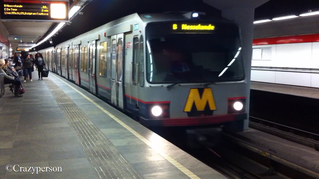 RET Metro SG2 (5210-5234-5239) vertrekt van station Beurs in Rotterdam ...