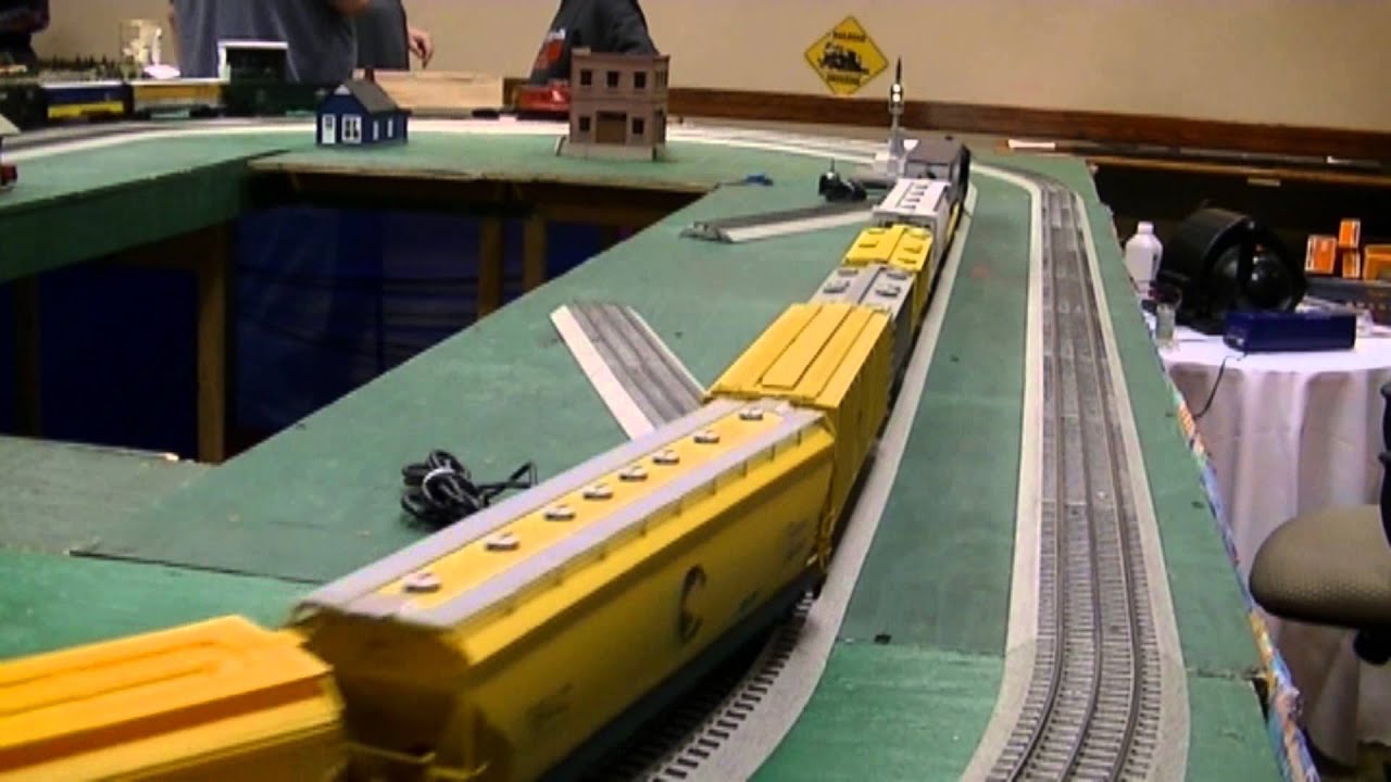 Lionel C&O EMD GP35 Engine Pulling Freight Train - YouTube