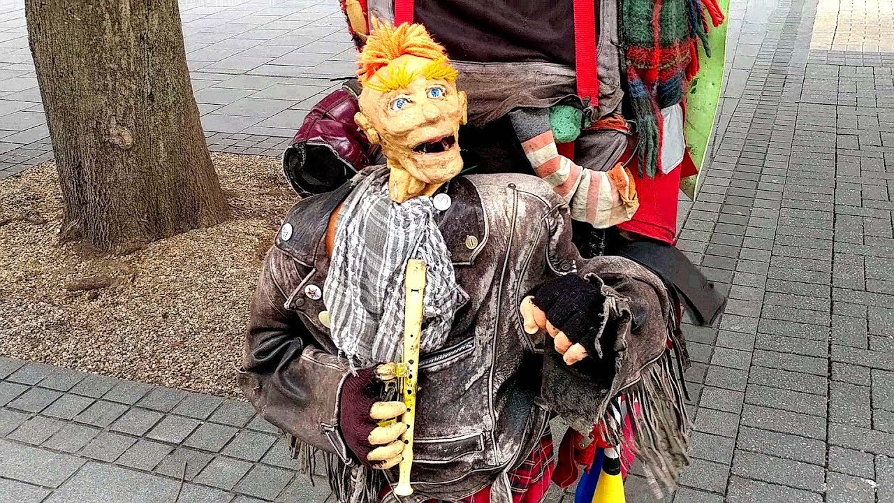 Busker "Punk Puppet" - Jolly 'Johnny' Rotten - in Bristol, Broadmead ...