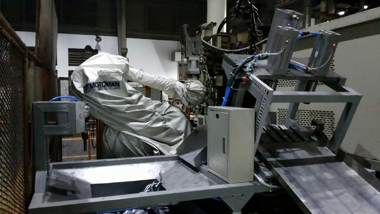 Die Casting Robot Yaskawa Cnv group - YouTube