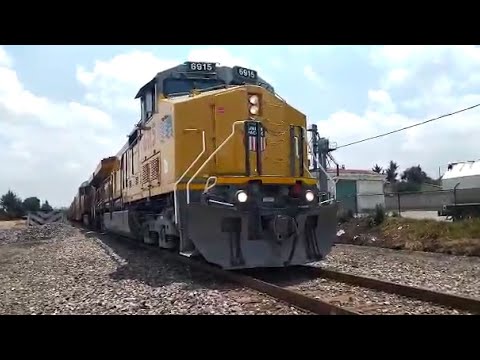 Locomotora de diesel estacionada en un crucero, locomotora: UP 6915 - YouTube