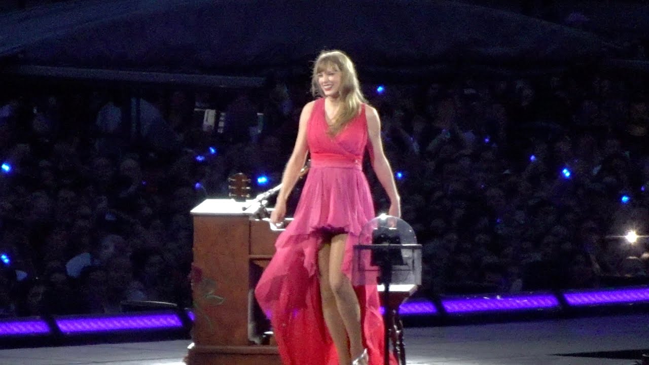 Taylor Swift @ Letzigrund Zurich - Robin / Never Grow Up - 10 July 2024 ...
