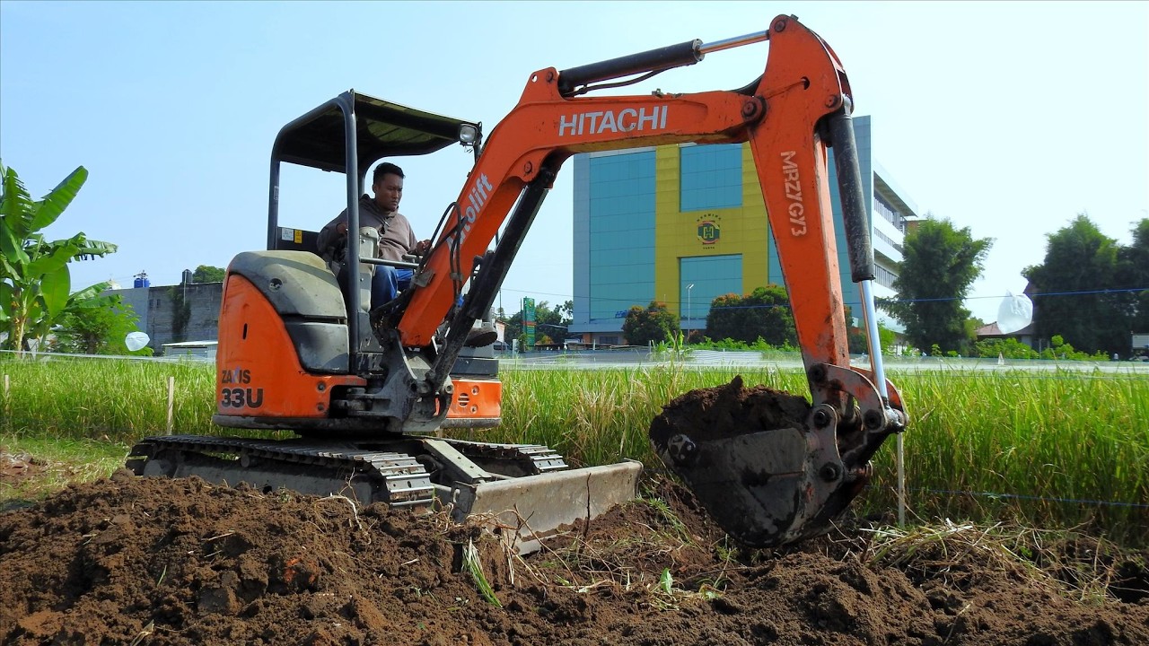 Aksi Operator Beko Excavator Mini Gesit Menggali Lubang Pondasi Rumah ...