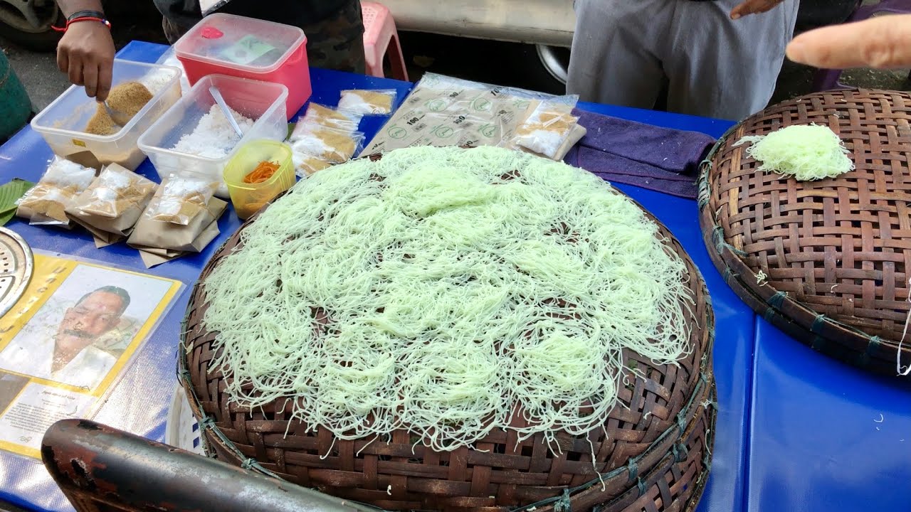 Indian Street Food Putu Mayam / Mayong / Mayang/ Idiyappam (Sweet Sugar ...