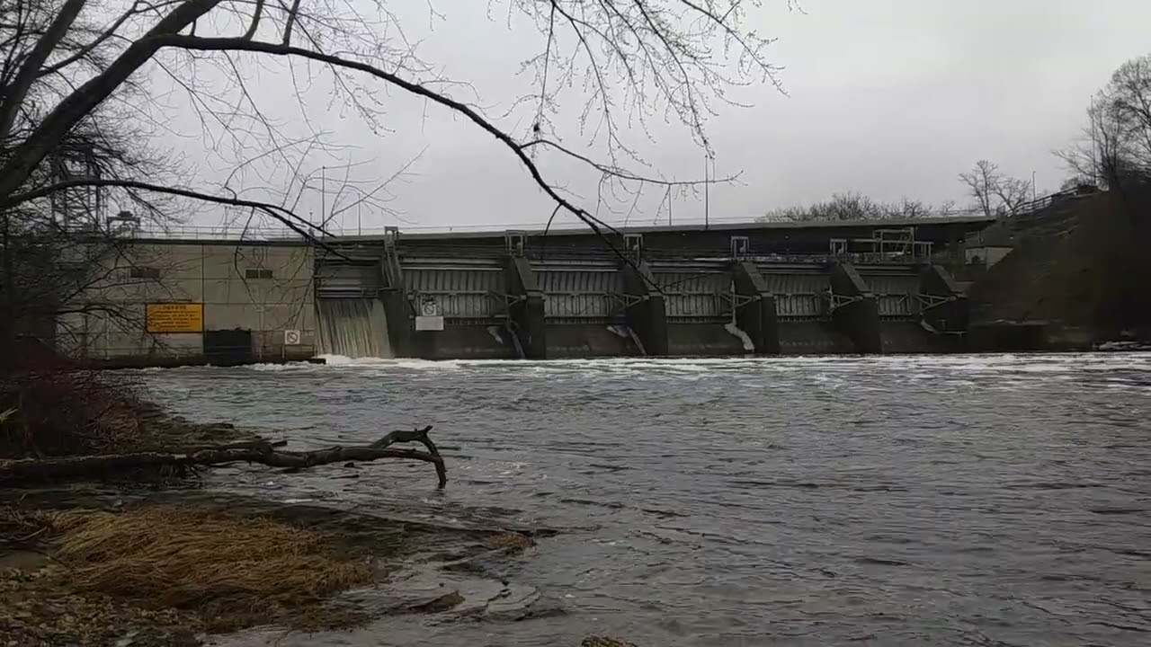 Red Cedar River Dam Menomonie - YouTube