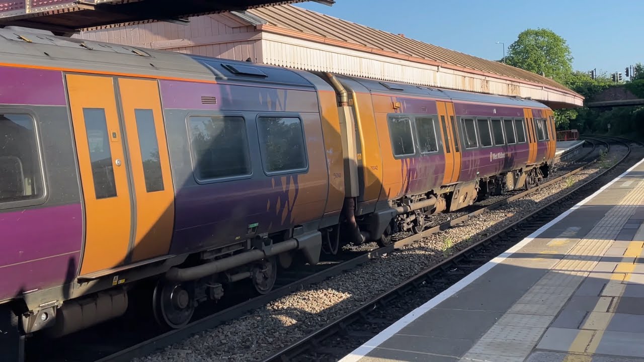West Midlands Railway Class 172 at Stratford-Upon-Avon - YouTube