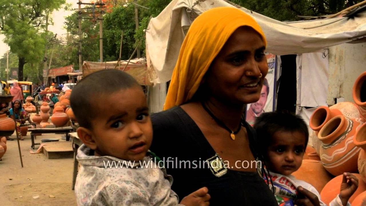 Marginalized Rajasthani tribe of Garhia-lohars live off road-side in ...