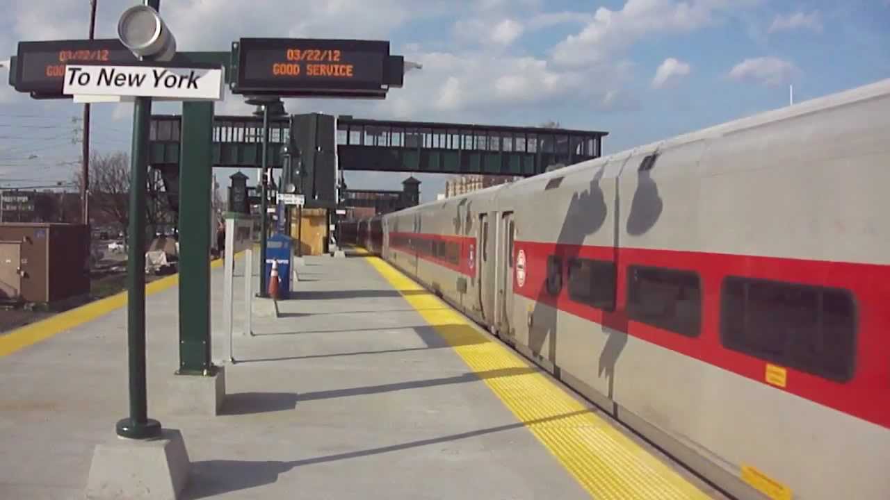 Shoreliner I Cab Car #6105 (Lead) Grand Central Exp passing Tarrytown ...