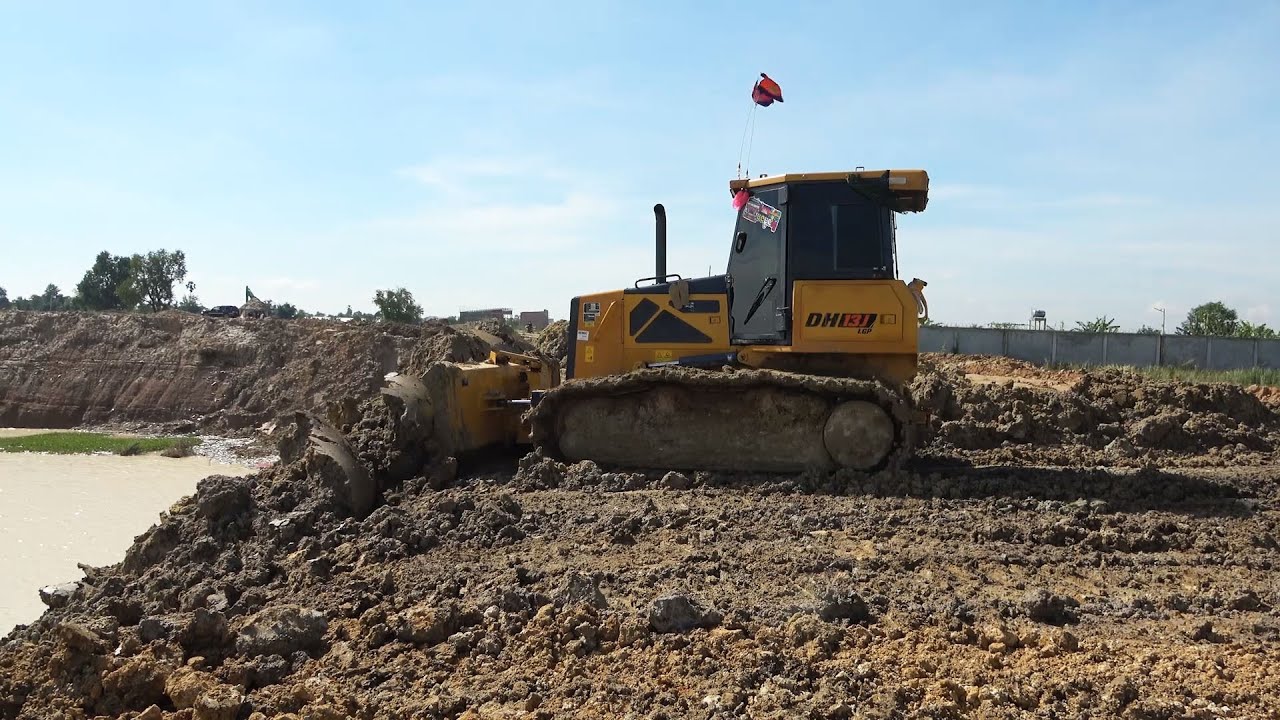 Great Land Filling Machines Equipment Bulldozer Extreme Pushing Dirt ...