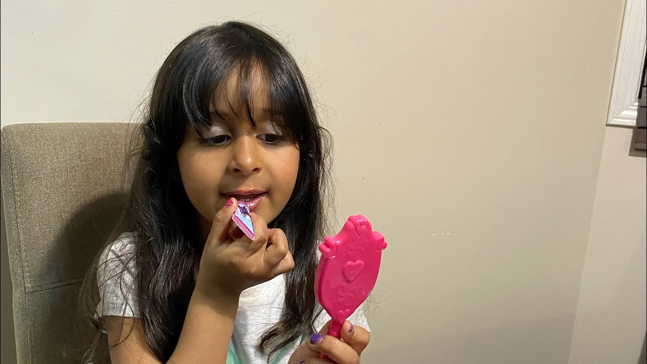 Fofo trying to make a makeup video in Arabicفوفو تحاول ادير فيديو مكياج ...