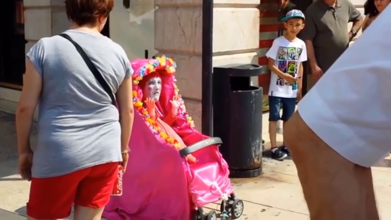 IL BIMBO PAZZO A VERONA ITALY CLOWN - YouTube