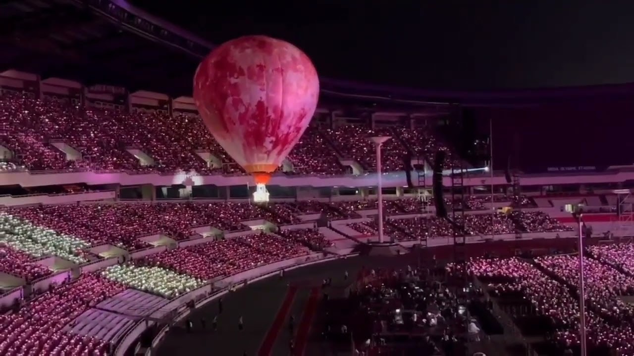 THE GOLDEN HOUR - IU SINGING STRAWBERRY MOON IN A FREAKING HOT AIR ...