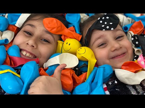 Deniz ve Doğa balon oynuyor. Balon havuzu, balon yağmuru.