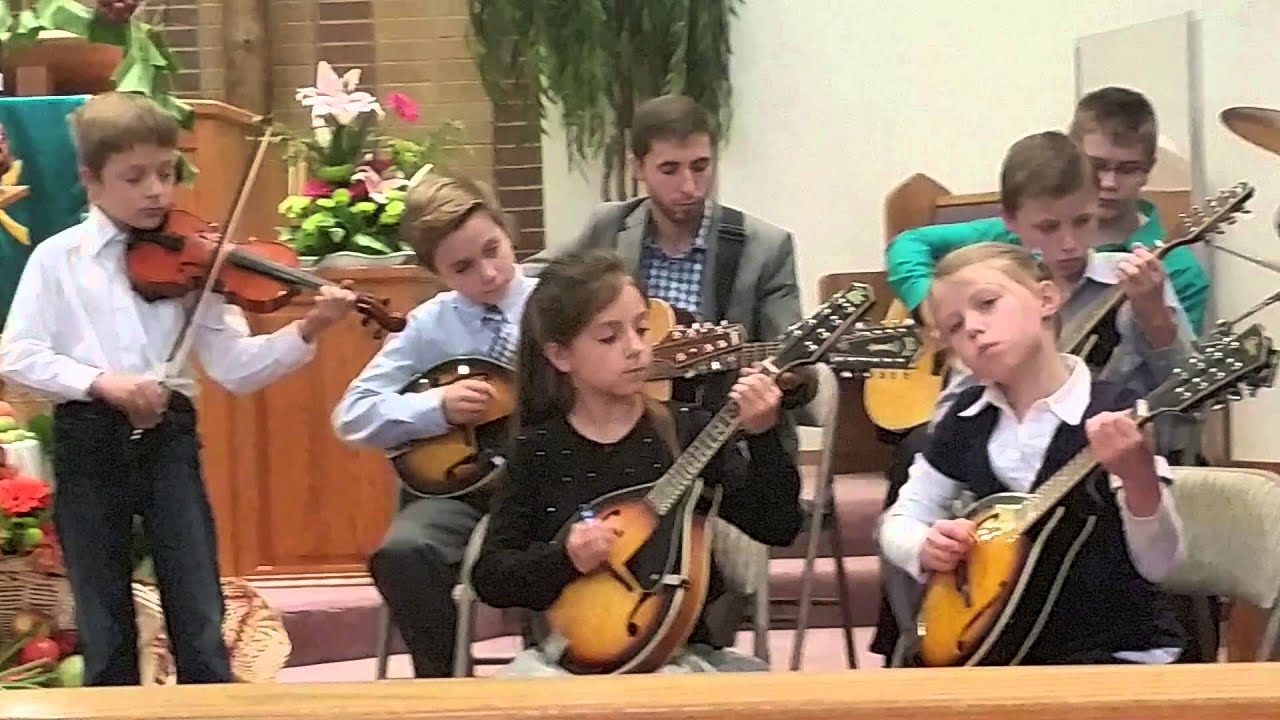 Жатва. Край палестина. ( Kids Play on mandolins, guitar, and violin ...