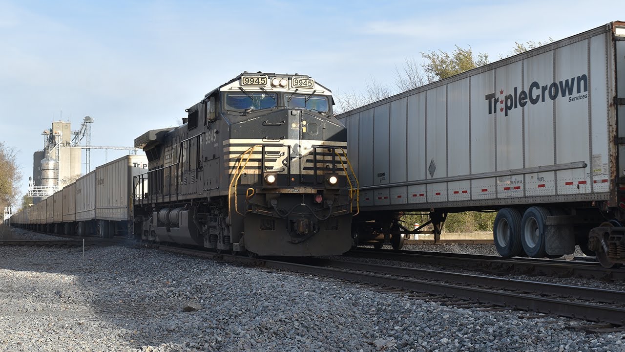NS 256 & NS 255 Triple Crown Roadrailer Train Meet - YouTube