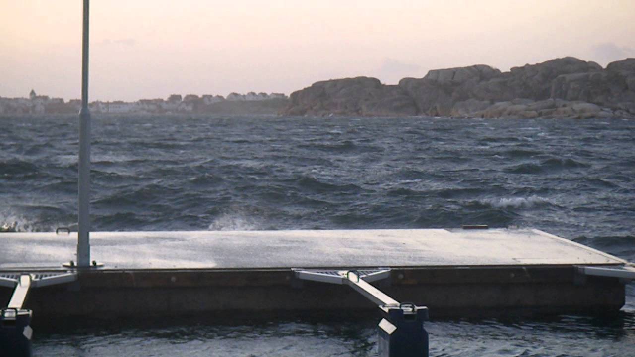 Storm hits Sweden's West Coast - YouTube