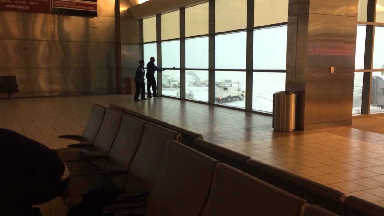 Dancing TSA agents at the Oklahoma City airport - YouTube