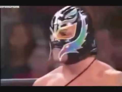 Rey Mysterio maskesini çıkarıyor