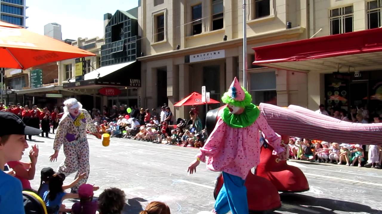 November 12, 2011, Christmas Pageant - Clowns and the band - YouTube