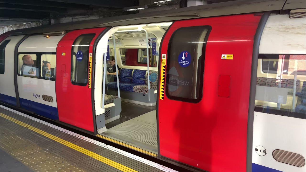 [Exterior View] Two Jubilee Lines Departing! - YouTube