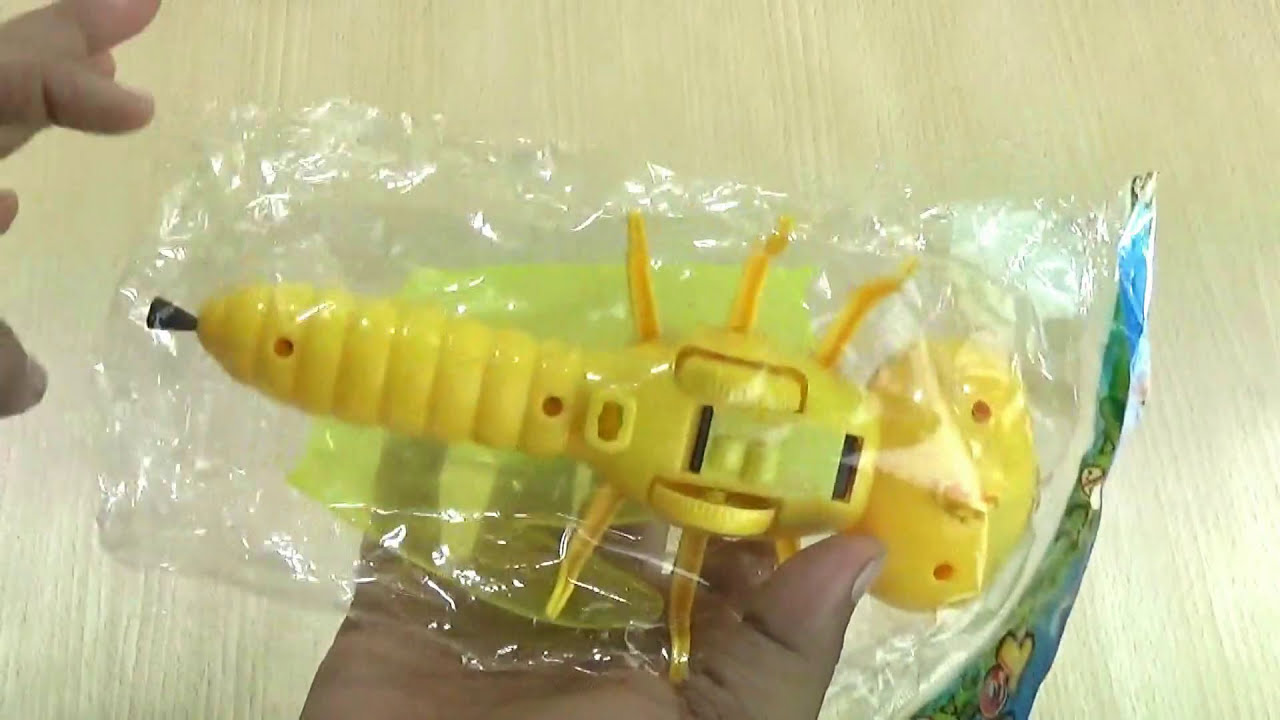 GIANT SPIDER ATTACKS BEAUTIFUL BEE - SPIDER VS BEE Toys Guide - YouTube